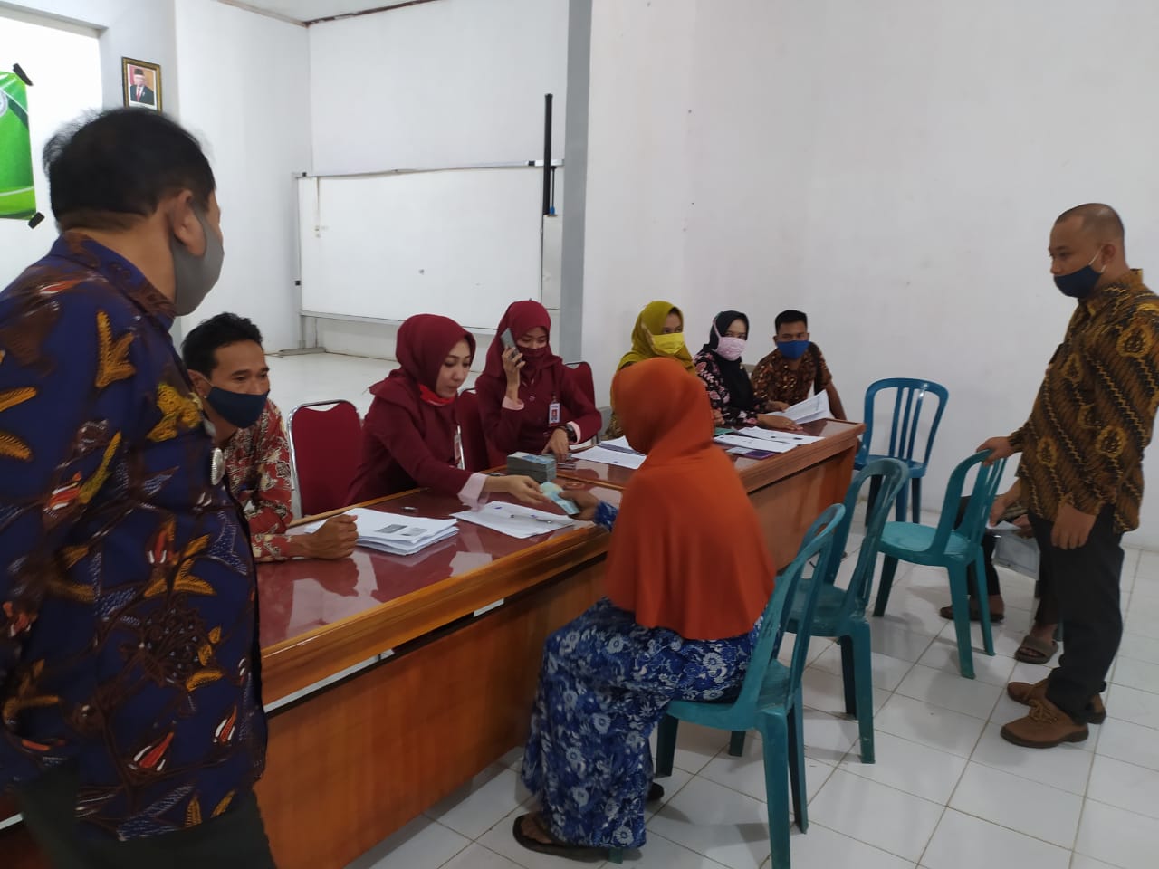 PENERIMAAN BANTUAN LANGSUNG TUNAI DANA DESA ( BLT-DD ) TAHAP II DESA KEDUNGBENDO - WEBSITE DESA ...